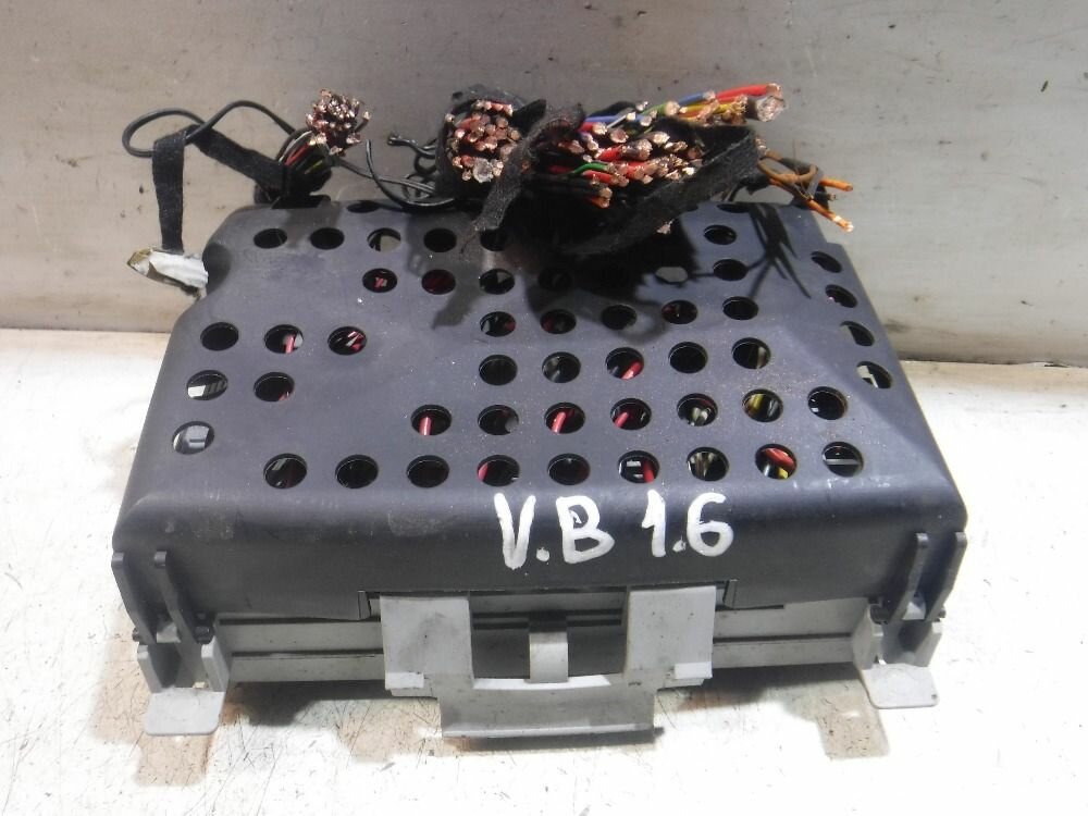 Блок предохранителей Opel Vectra B 90504534