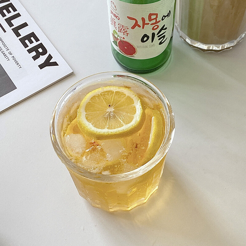 Большая стеклянная кружка в корейском стиле для холодного кофе или молока.