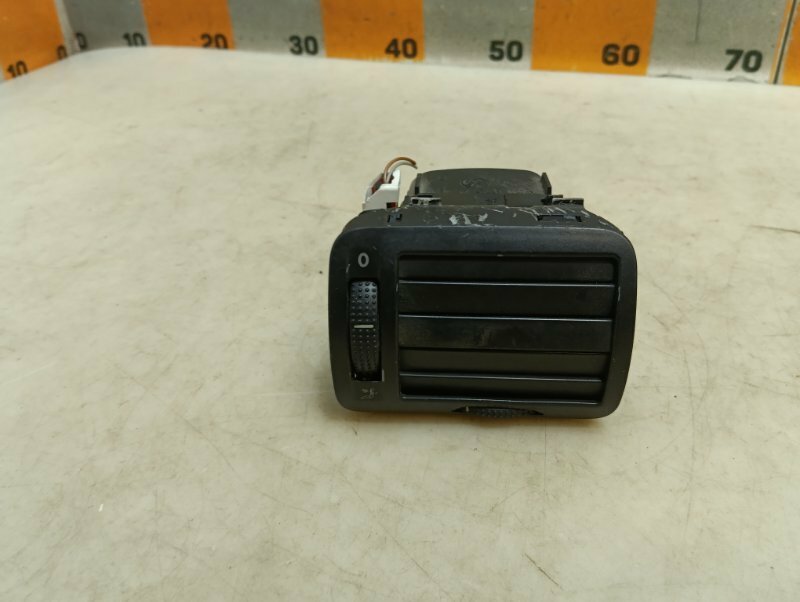 Б/У Дефлектор воздушный Volkswagen Passat 1999 B5 Лев. 471107 VAG арт. 3B0819704A