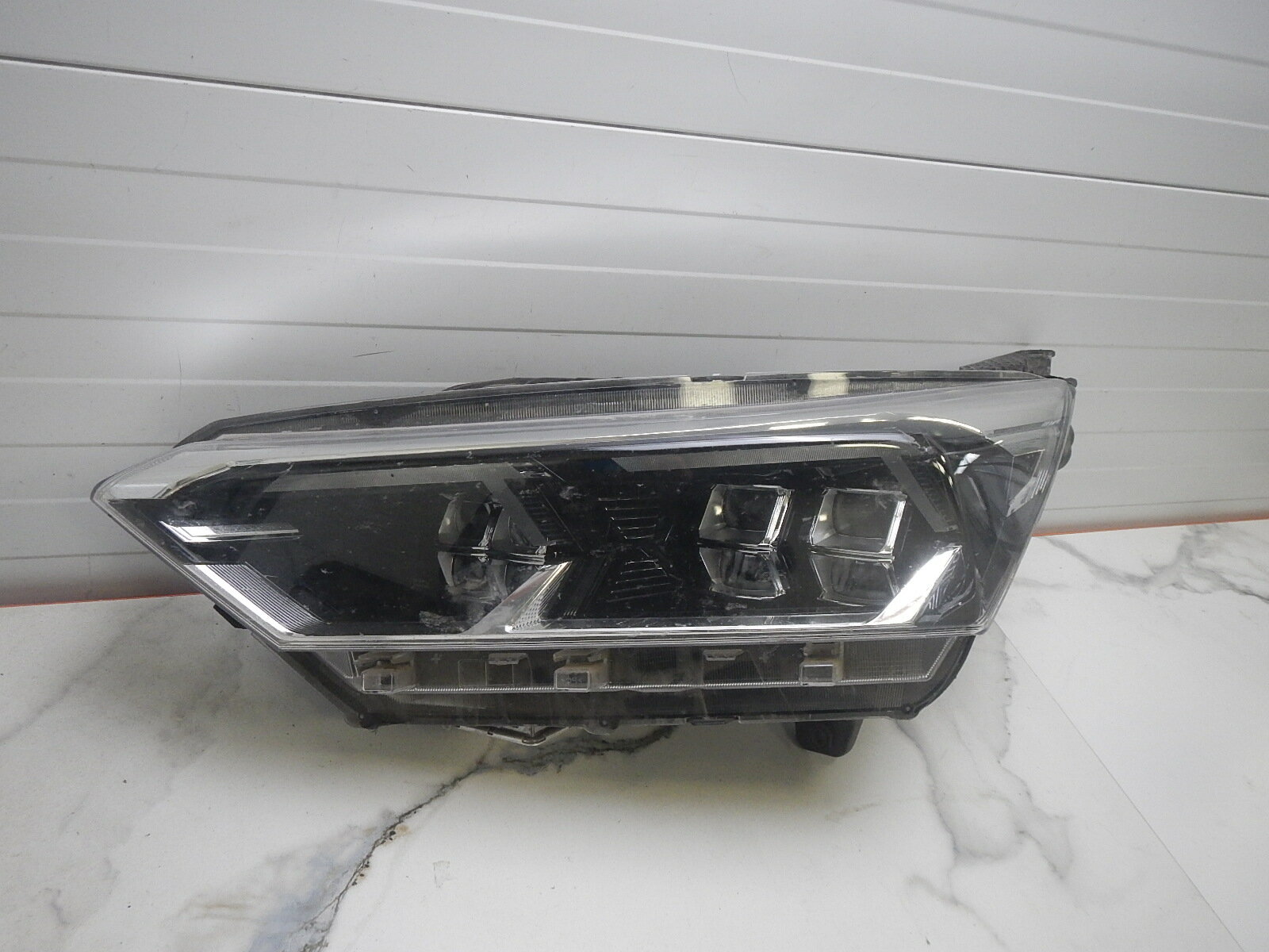 Б/У Фара левая, FAW (ФАВ)-BESTURN T77 (19-) FAW (ФАВ) Besturn T77 (19-) Царапины, Сломано 3 крепления, Трещина на корпус...