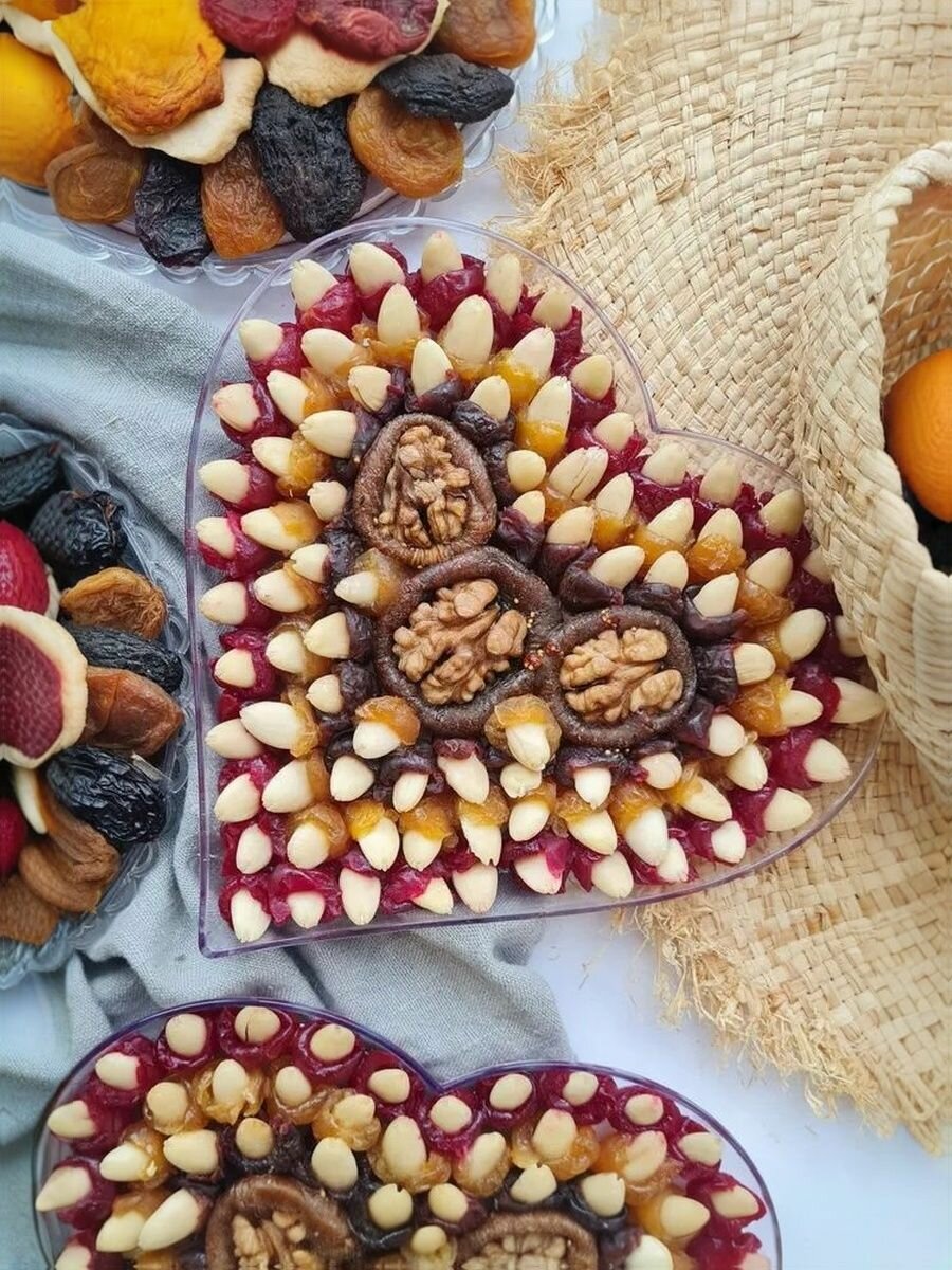 Набор орехов и сухофруктов "Сердце", миндаль, инжир и грецкий орех, без ГМО, 400 г