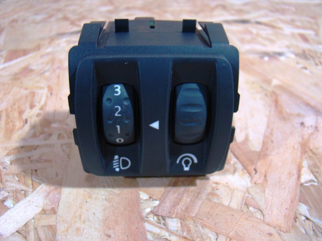 Renault Megane 2 Кнопка корректора фар 8200121805
