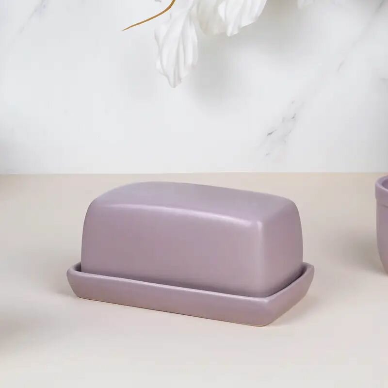 Маслёнка из керамики для хранения и красивой подачи сливочного масла в минималистичном дизайне