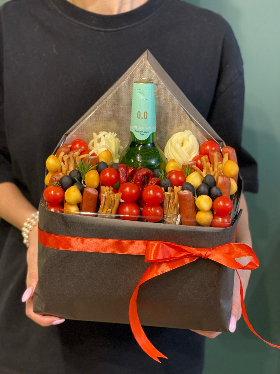 Мужской набор «Турин мини» с колбасками, сыром, помидорами, маслинами и пивом Stella Artois 0.0