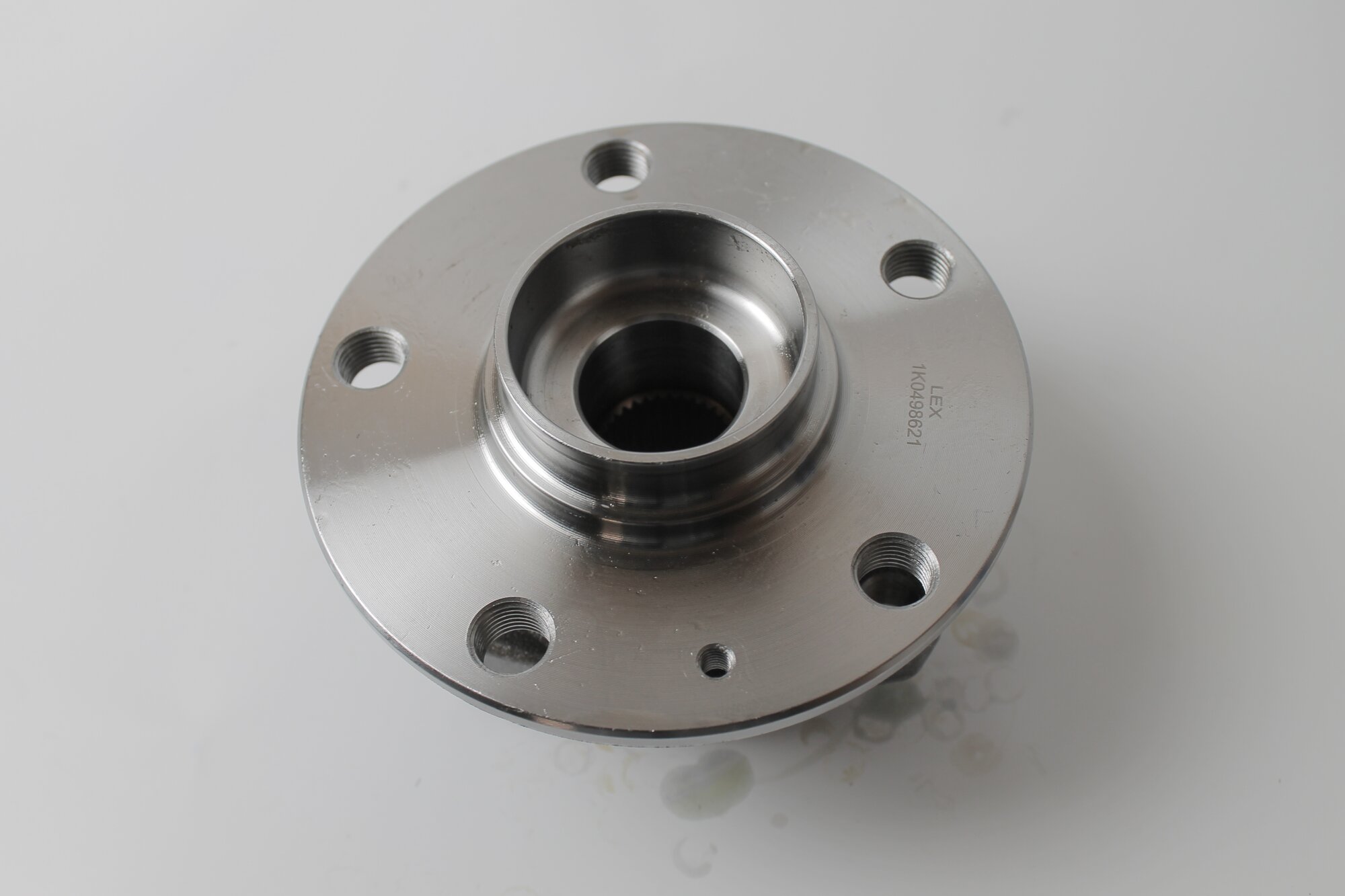 Ступица передняя в сборе VOLKSWAGEN Golf 5/6/7 SKODA Octavia A5/A7 (аналог SKF VKBA7010)