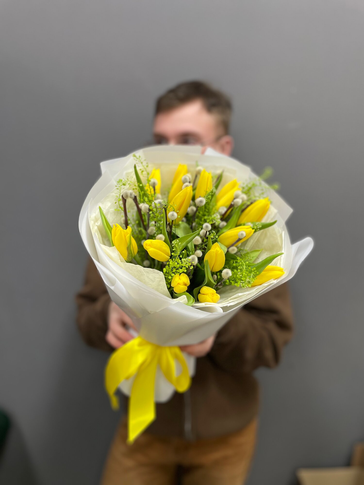 Букет из 15 желтых тюльпанов с вербой в матовой пленке с тишью