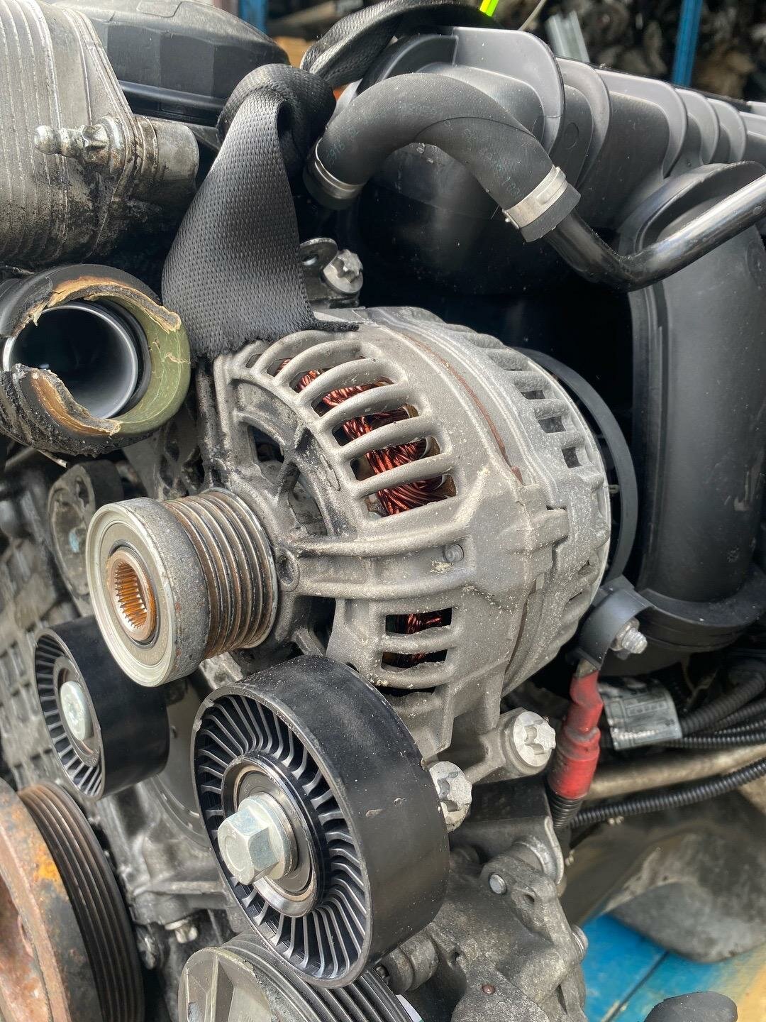 Генератор для BMW 1 E87/E81/E82/E88 3.0 OEM 12317543083