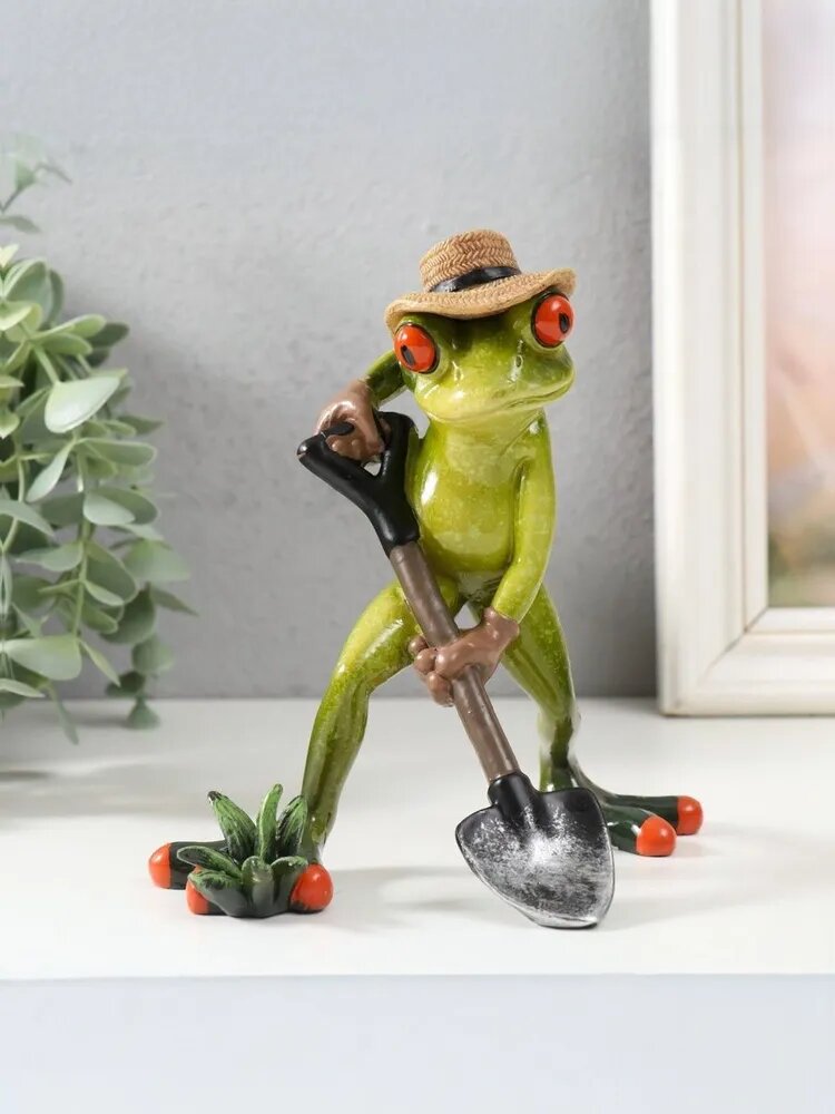 Декоративная фигурка «Лягушка с лопатой на даче», 15х10х15 см.
