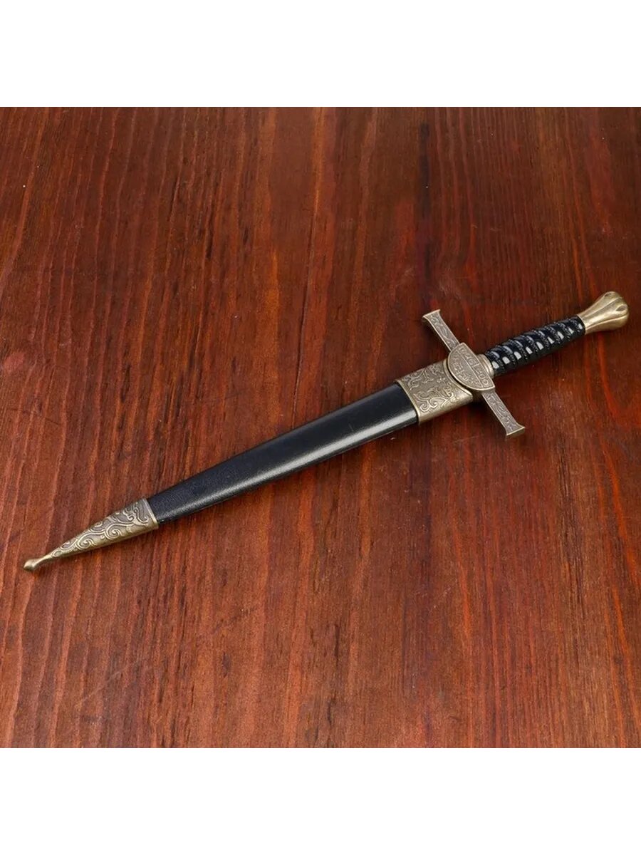Элегантный кортик с витой рукоятью и ножнами