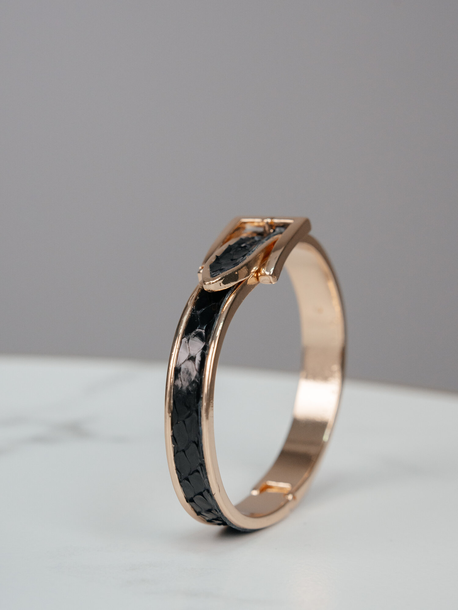 Жесткий браслет Sefaro, кожа