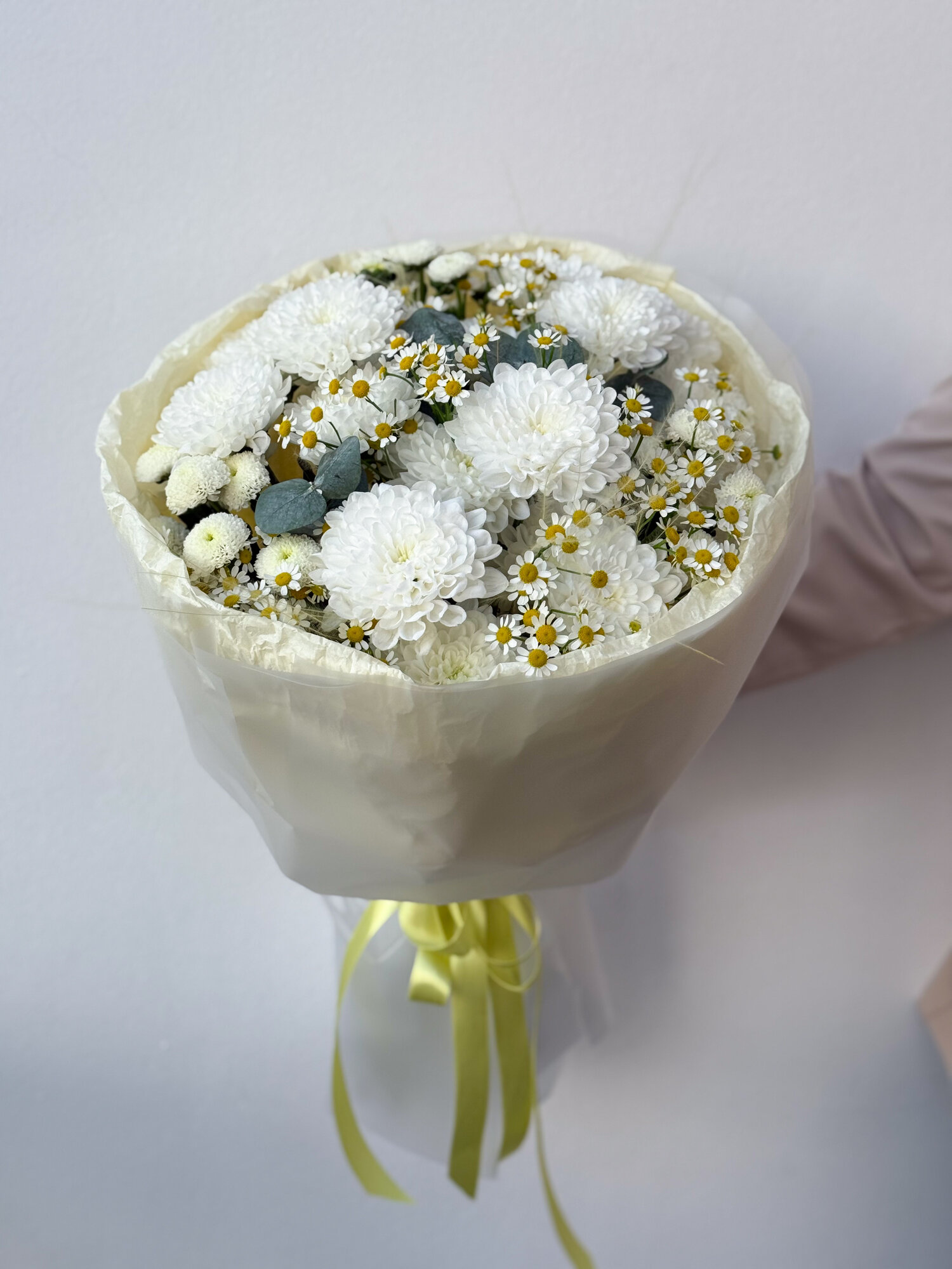Букет "Сливочный" с белой кустовой хризантемой, ромашкой и эвкалиптом