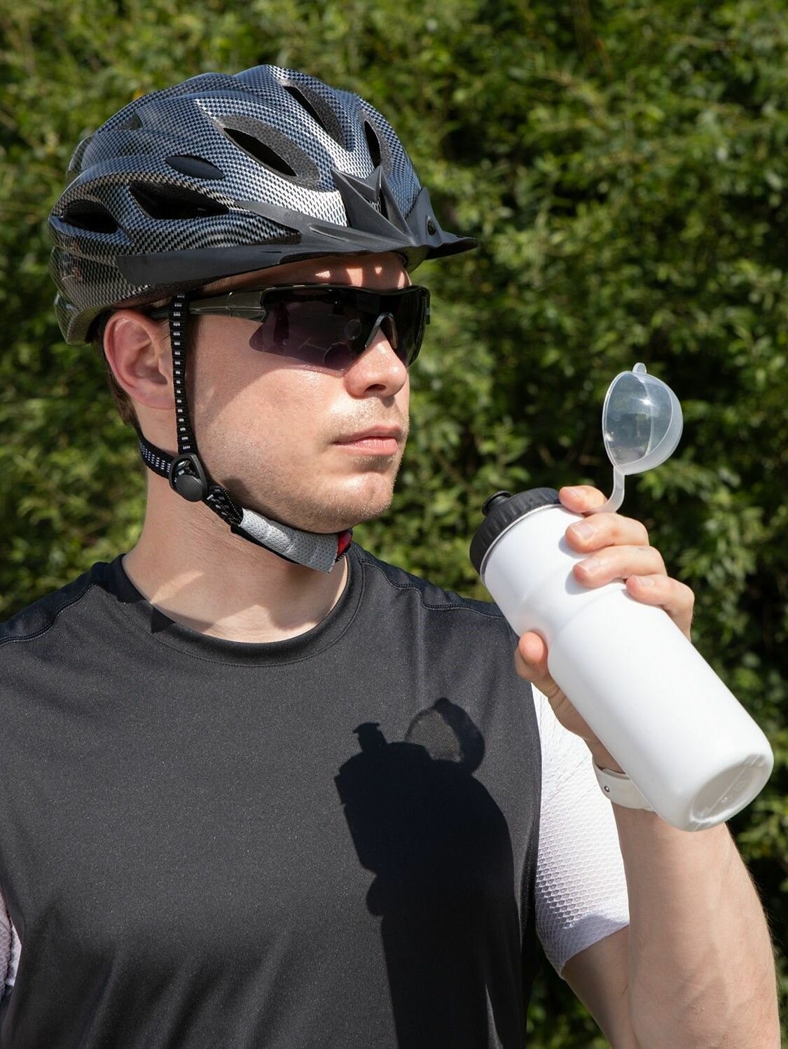 Бутылка для воды спортивная для велосипеда 700 мл, для напитков фитнес-бутылка с крышкой и поильником, белая с черным