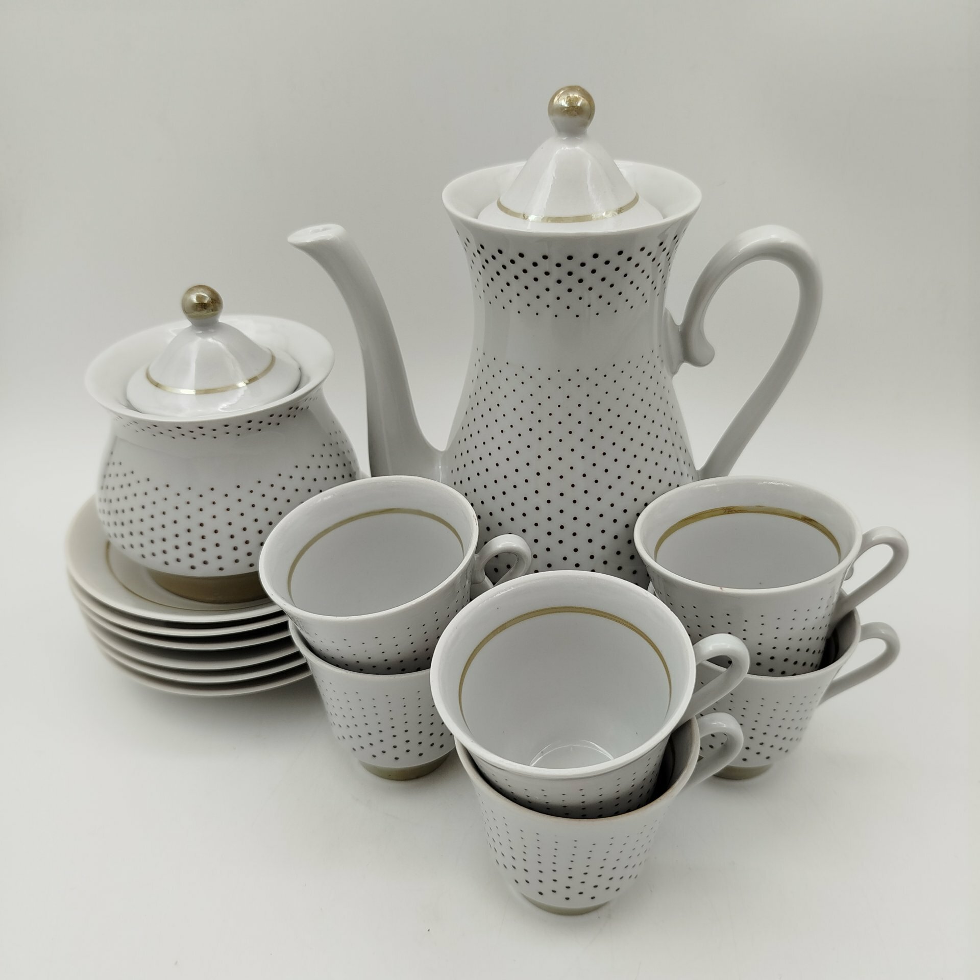 Сервиз кофейный на 6 персон, украшенный декором в виде точек, фарфор, деколь