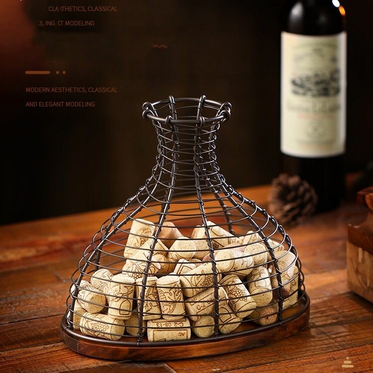 Бутылка красного вина, пробка, корзина для сбора