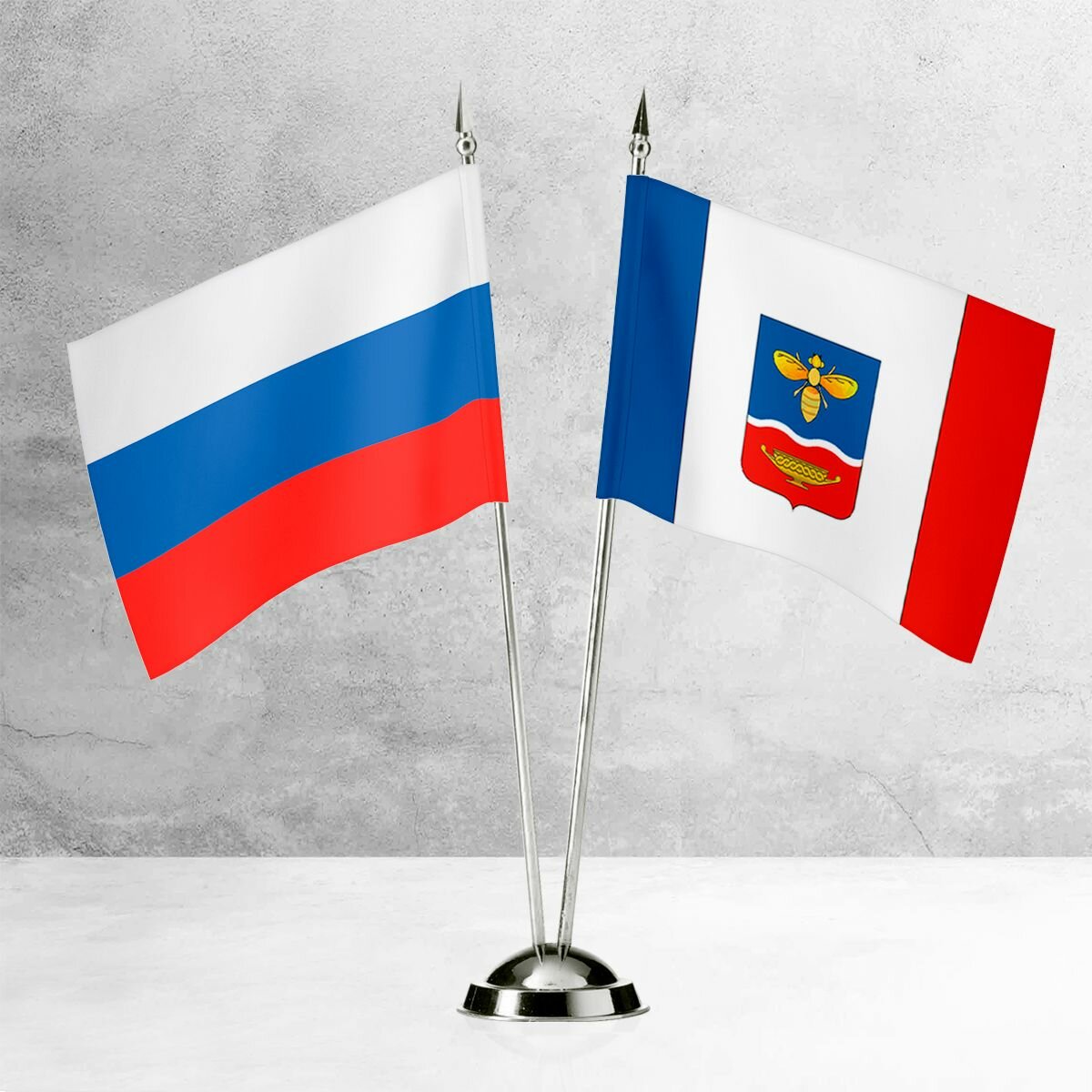 Настольные флаги России и Симферополя на пластиковой подставке под серебро