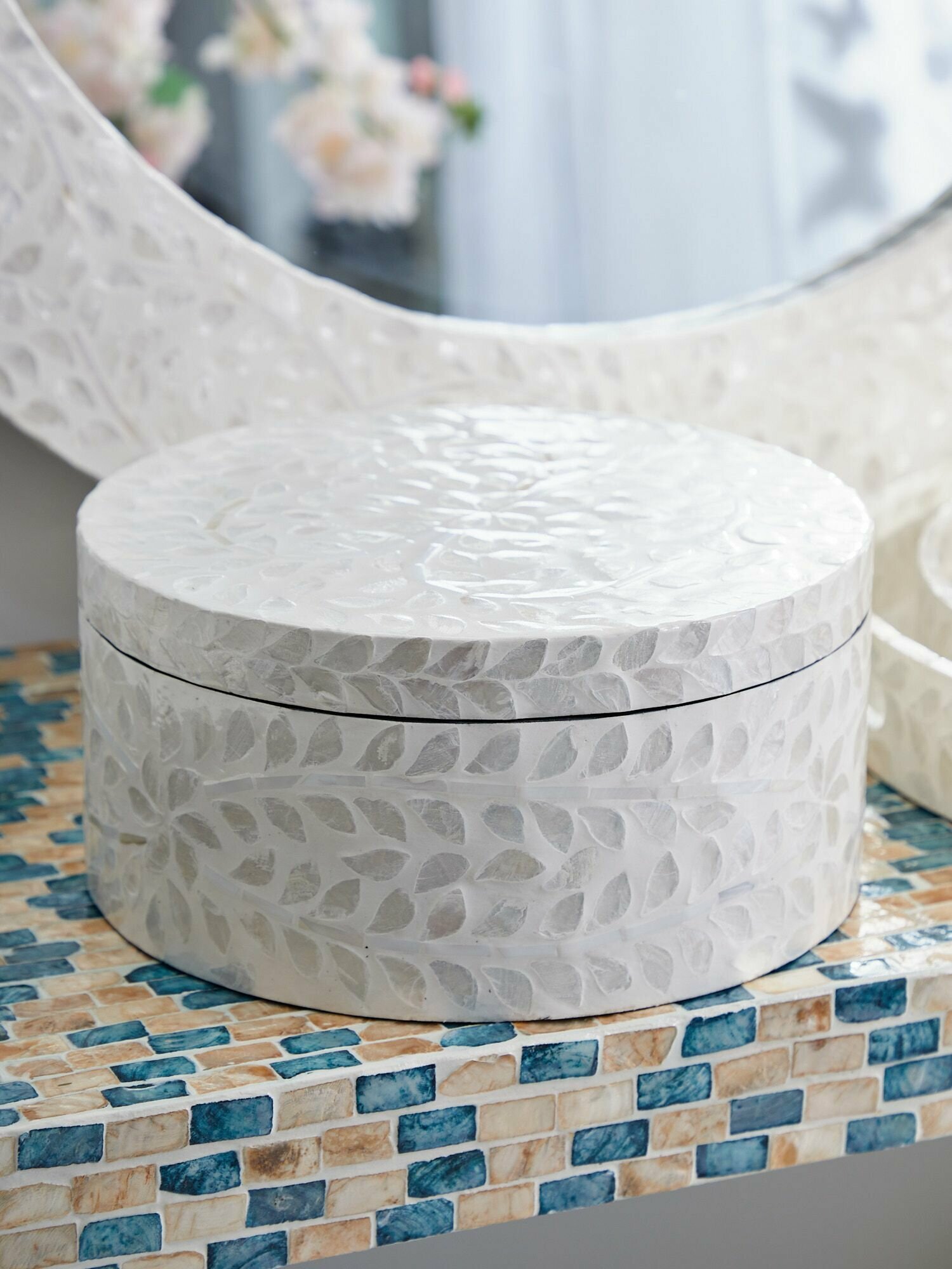 67-001 Шкатулка с отделкой раковинами устриц 26х26х13см, Glasar