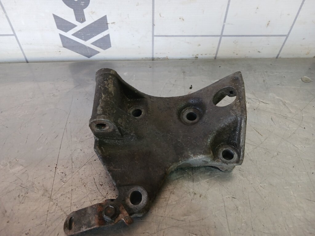 Кронштейн генератора Renault Clio 2 Symbol 1998-2008