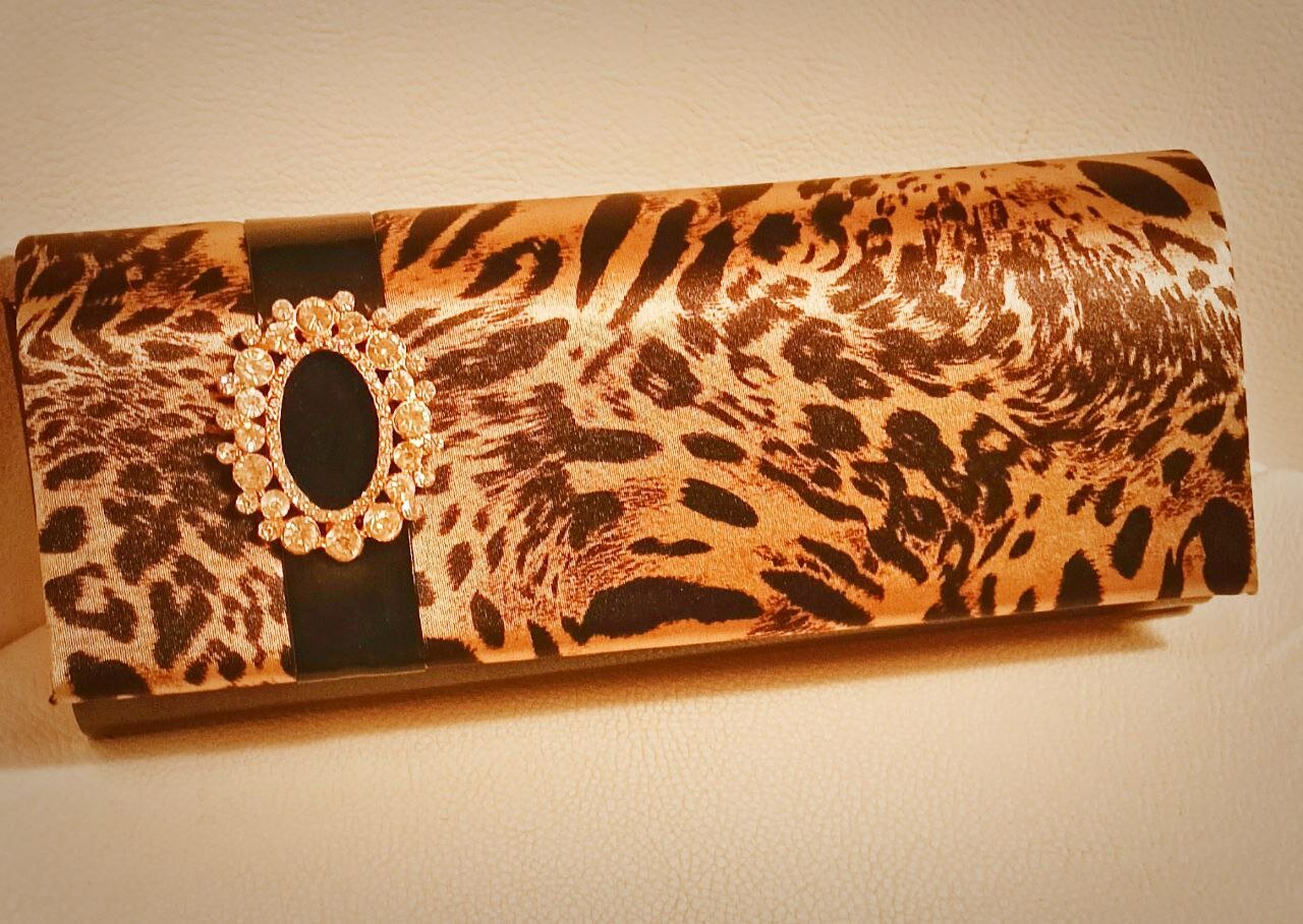 Сумка клатч  Клатч леопардовый атласный
