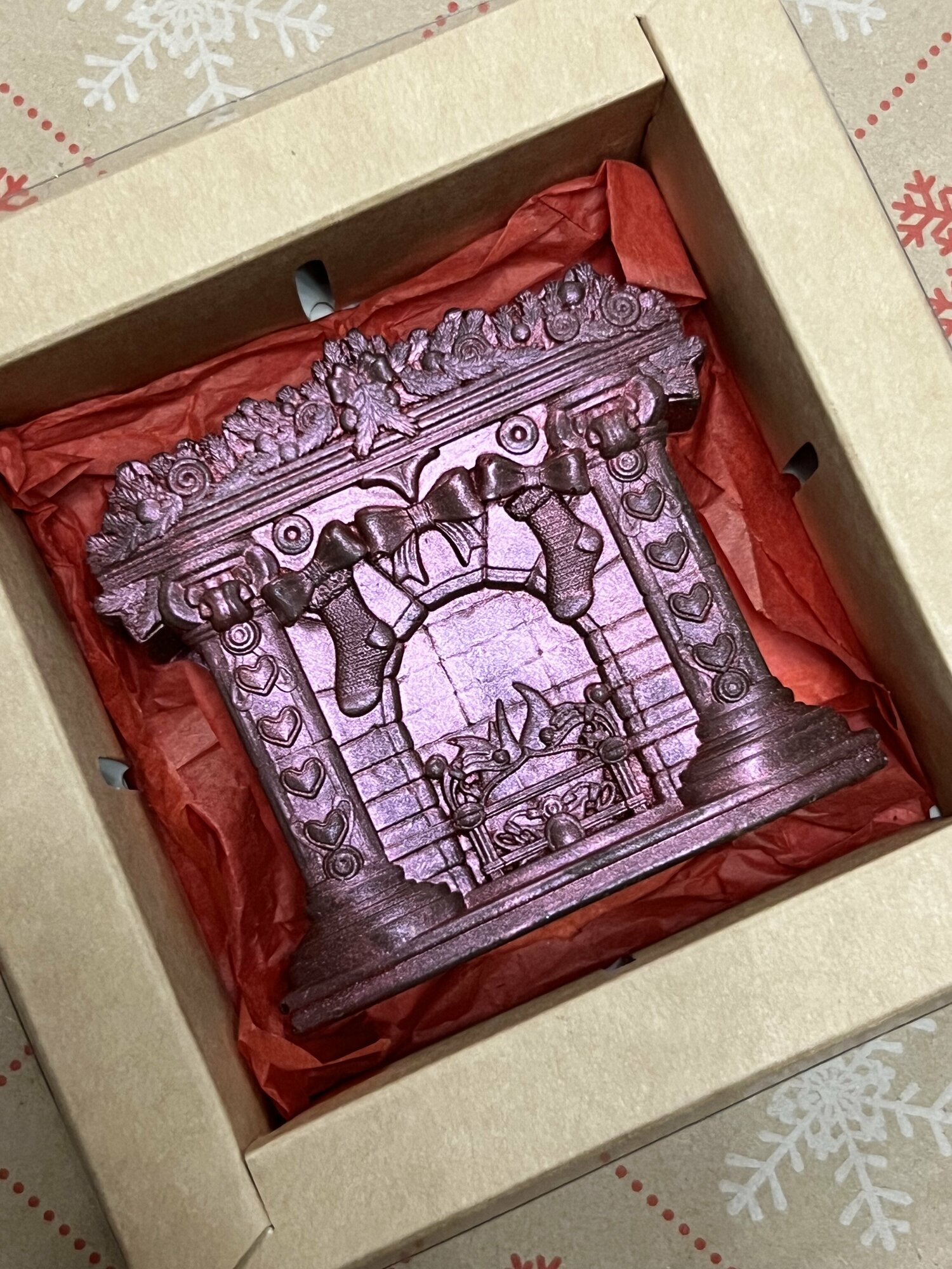 Шоколадная фигура "Камин" №2, темный бельгийский шоколад, ручная работа