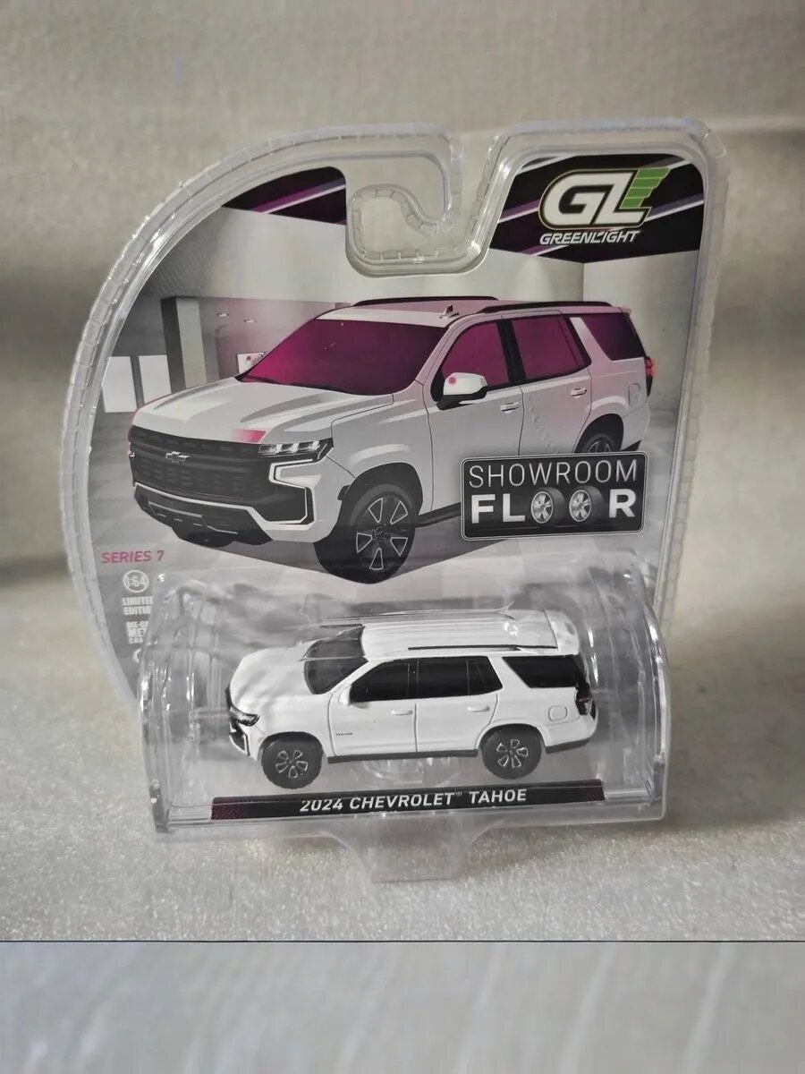 Машинка GreenLight 1/64 Showroom Floor Series 7 - 2024 Chevrolet Tahoe - Summit White Die-cast Alloy Car Model Collection Toy Gift