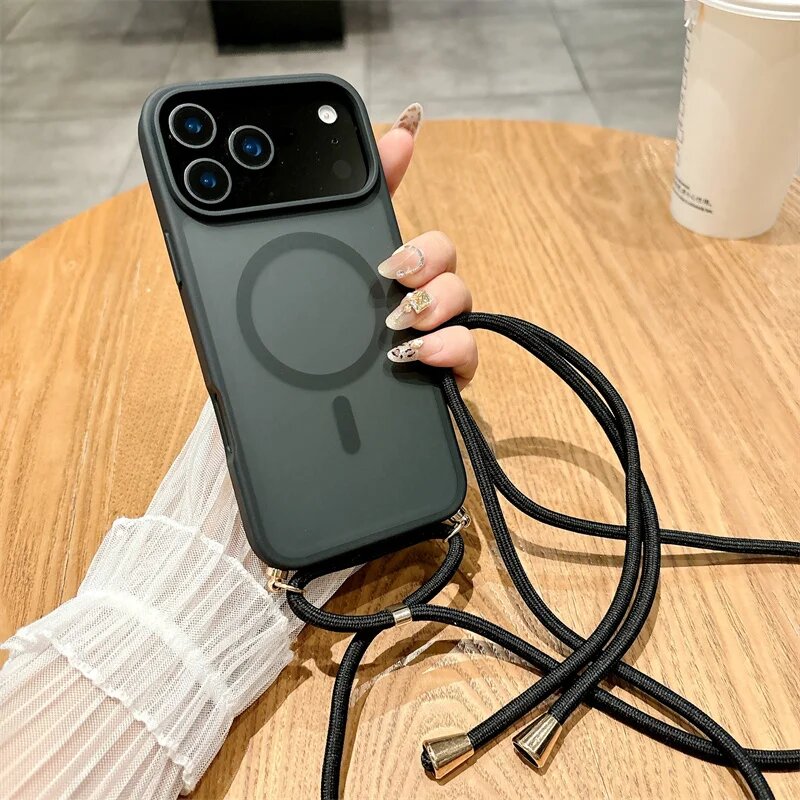 Черный чехол на iPhone 17 Pro Max с ремешком через плечо