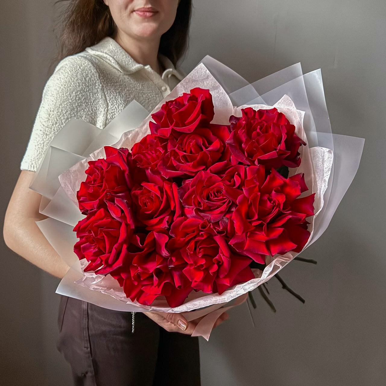 Букет из 11 французских бордовых роз в авторском оформлении, для любимой, Veresk 869