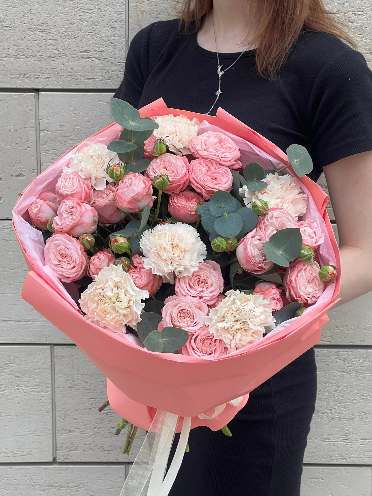 Маленький и нежный букет из кустовых роз и диантусов