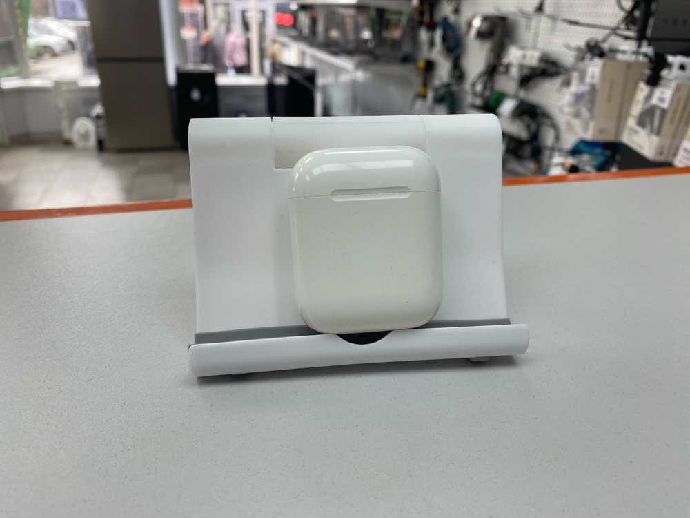 Беспроводные TWS-наушники Apple AirPods 2 с зарядным футляром, белый, не работает 1 наушник, б/у, уценка