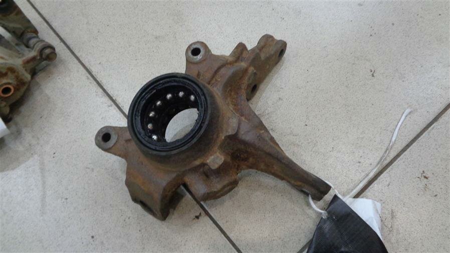 Кулак поворотный передний левый от Nissan Sunny N14 1990-1995