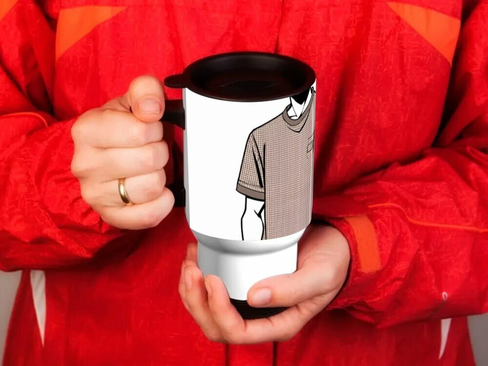 Тремокружка для авто с принтом "Молодой человек с короткими темными волосами, одетый в футболку в клетку и широкие брюки, улыбается и стоит с руками в карманах. Рядом с ним." 0.5 л.