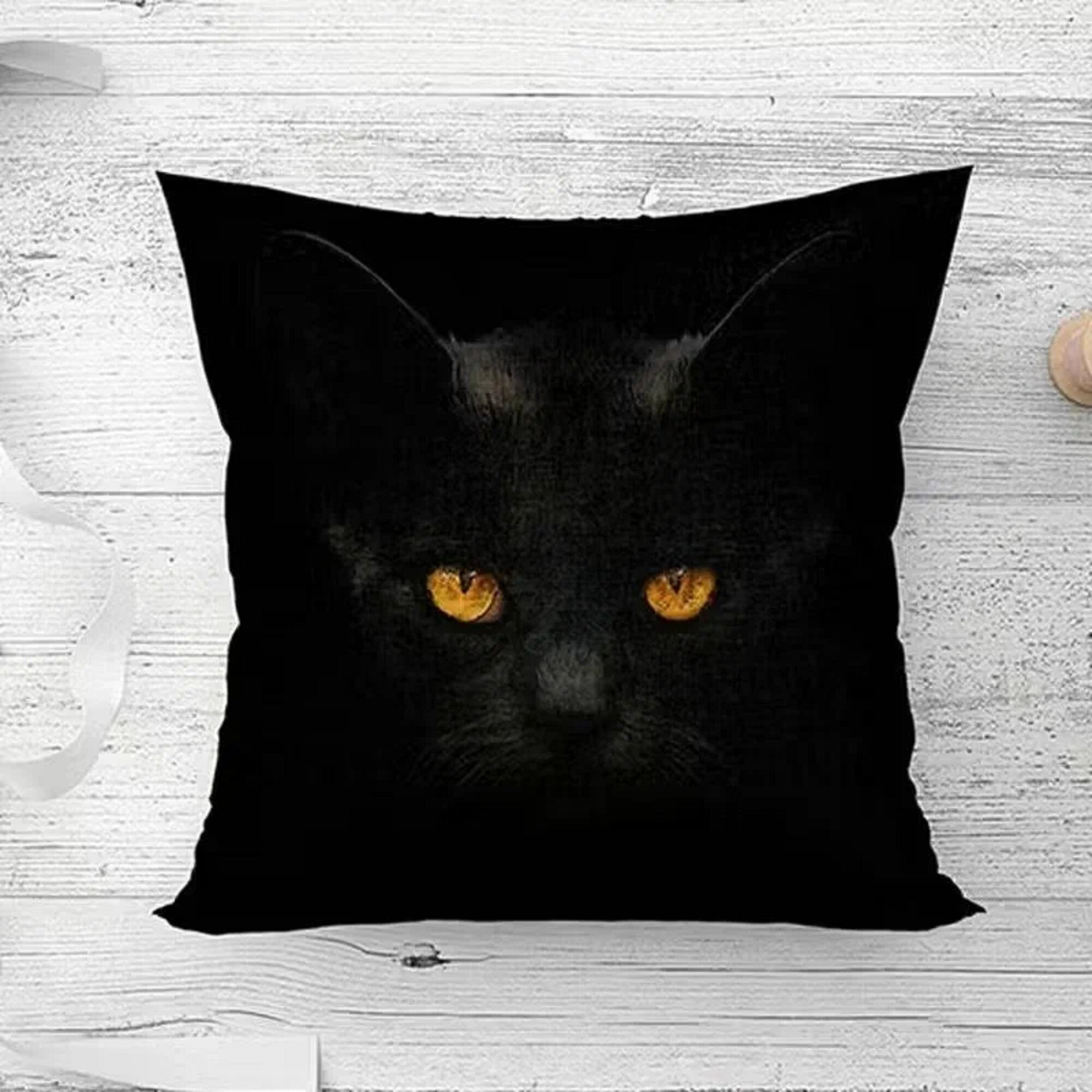 Чехол для подушки Огненные глаза кошки 40х40 велюр