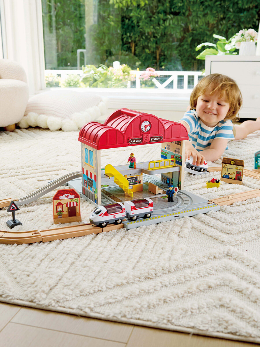Детская железная дорога Hape "Железнодорожная станция", переносная (в чемоданчике), 40 элементов E3877_HP