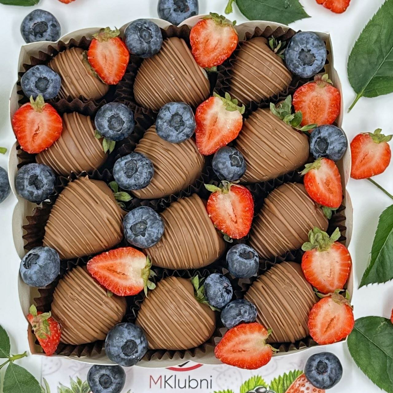 Набор клубника в шоколаде "BERRY PREMIUM", с голубикой, 9-12 ягод, в подарочной упаковке