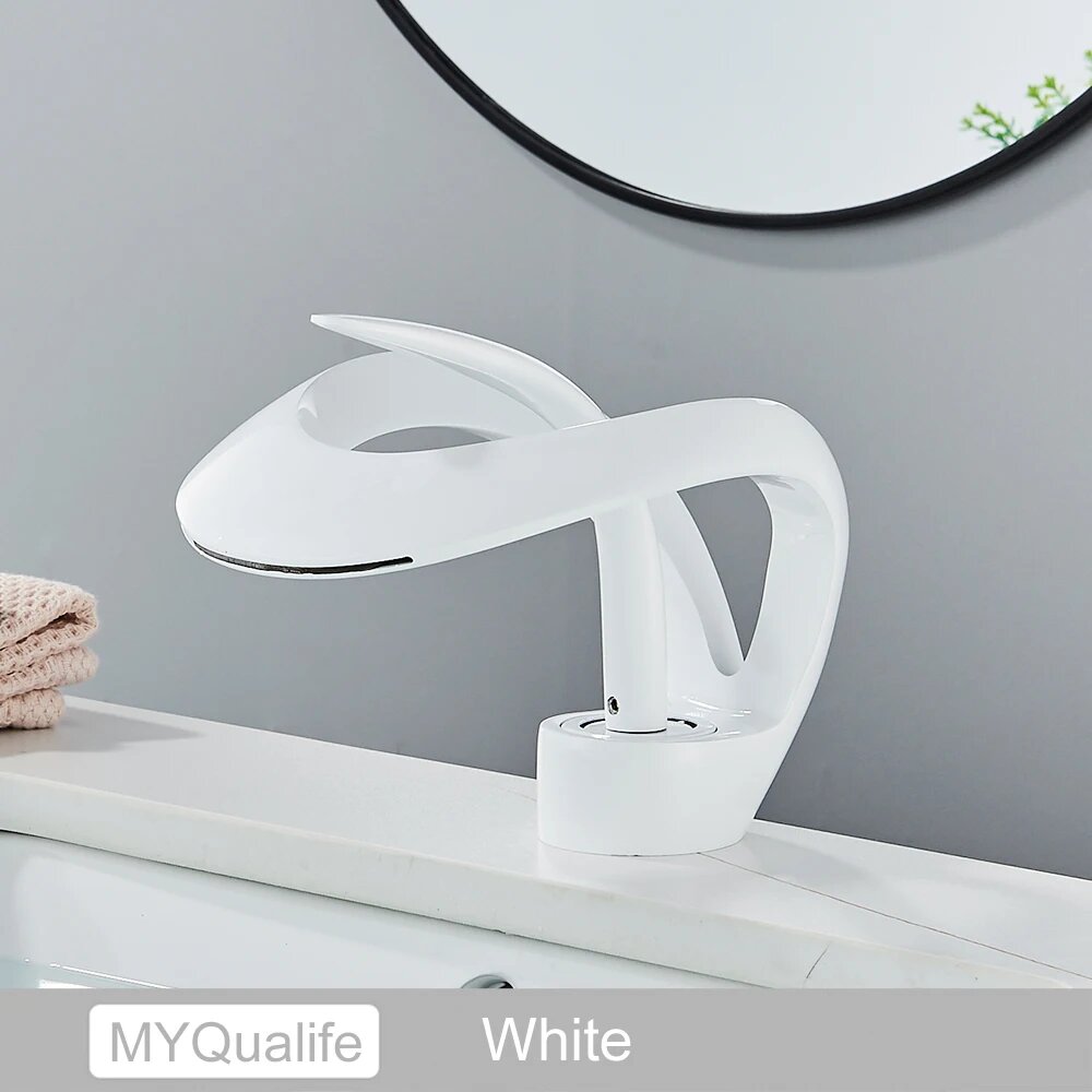 Черный латунный новый стильный смеситель для раковины, смеситель для ванной комнаты, горячая и холодная вода, настенный золотой роскошный смеситель для раковины, White