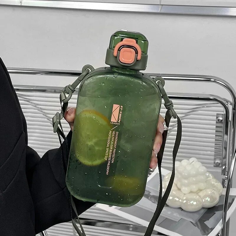 Плоская квадратная прозрачная бутылка для воды, портативная дорожная столовая с регулируемым ремешком, элегантная тонкая бутылка для спортивного кемпинга, YB-0792-Green, 750ml