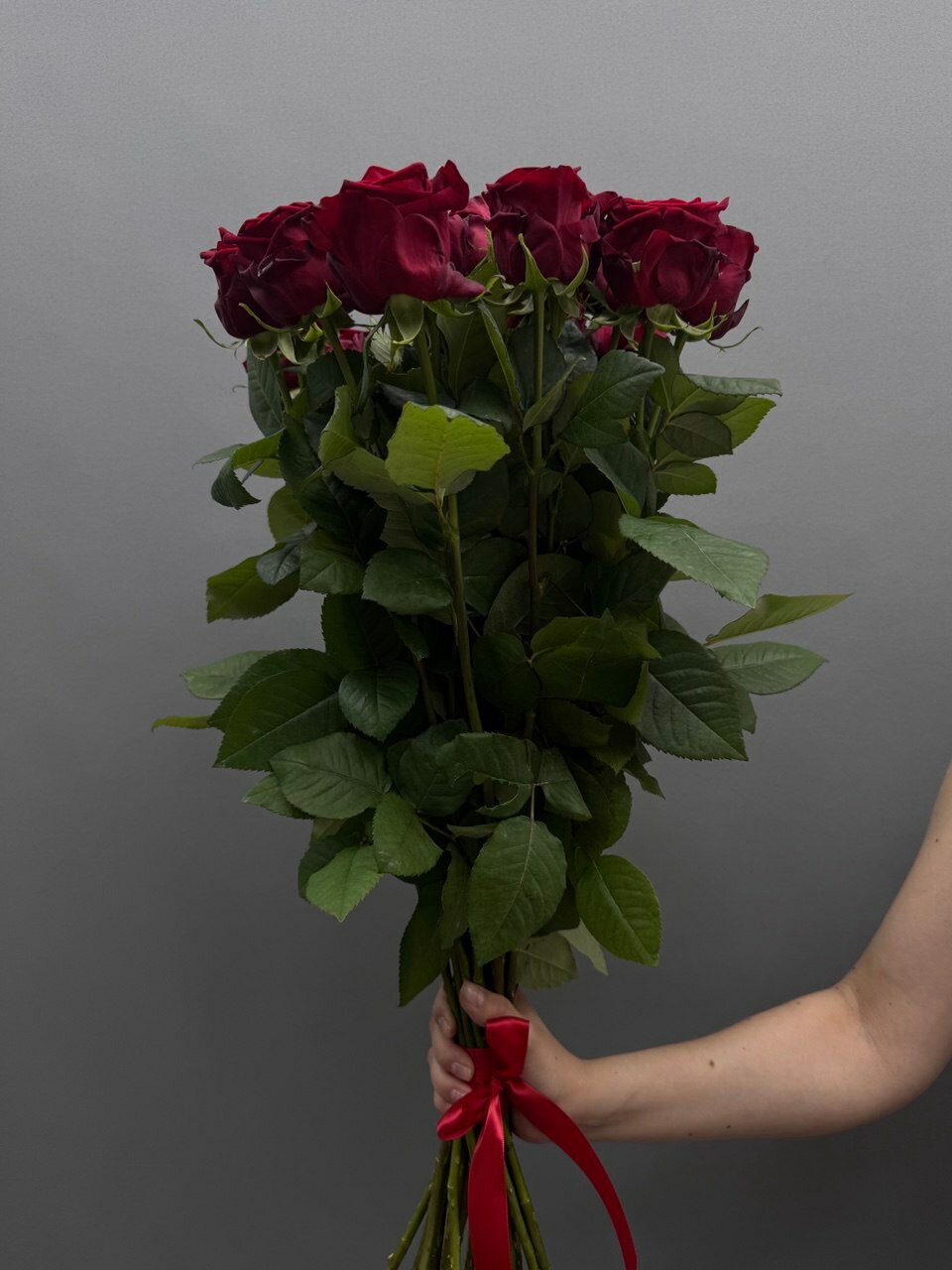 Букет красных роз 21 штука, от "Exotica flowers", размер М Высота 70 см