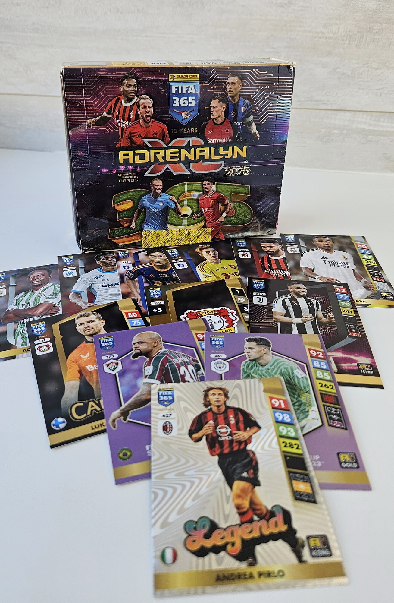 Panini / Блок (24 пакетика) футбольных карточек FIFA 365 10 years Adrenalin XL 2025 / 144 карточки