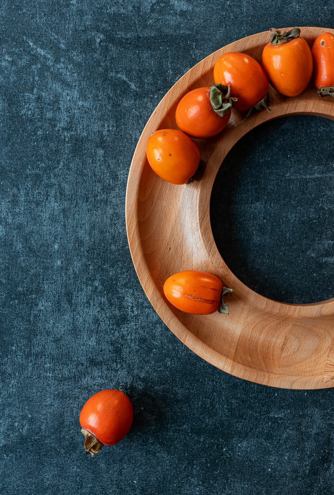 Тарелка для фруктов деревянная в виде кольца.