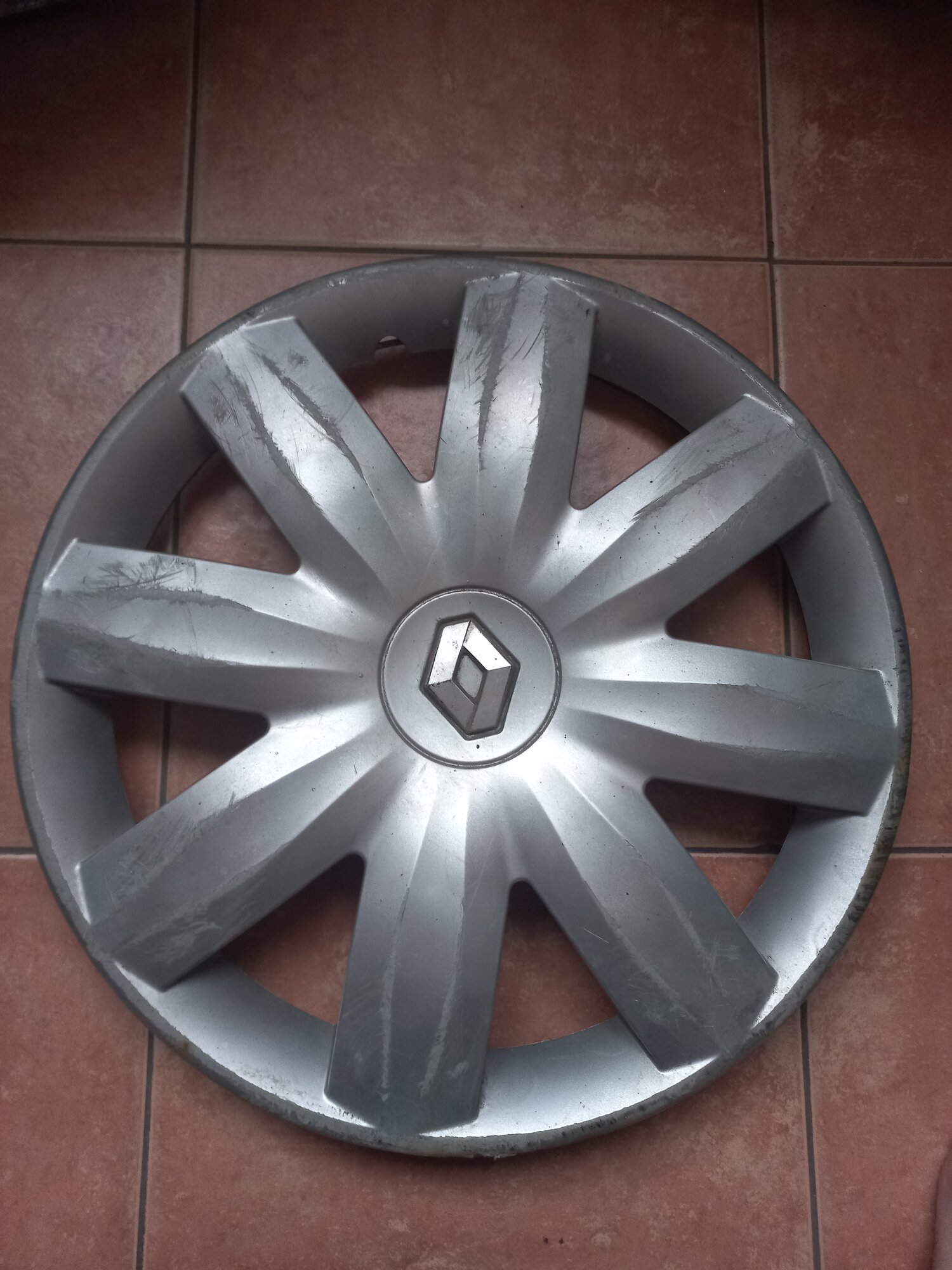 Колпак Renault на диск р14, Оригинал. б/у, без сколов и трещин,CYCLADE 14, с потертостями.