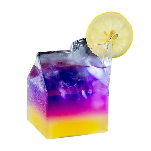 Половина пинты сливочного коктейля, квадратная коробка с молоком, ром, сок, напиток, бар, холодный напиток.