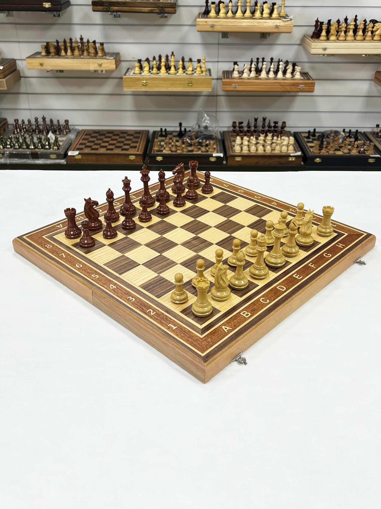 Шахматы турнирные из ореха с фигурами Стаунтон мини из композита