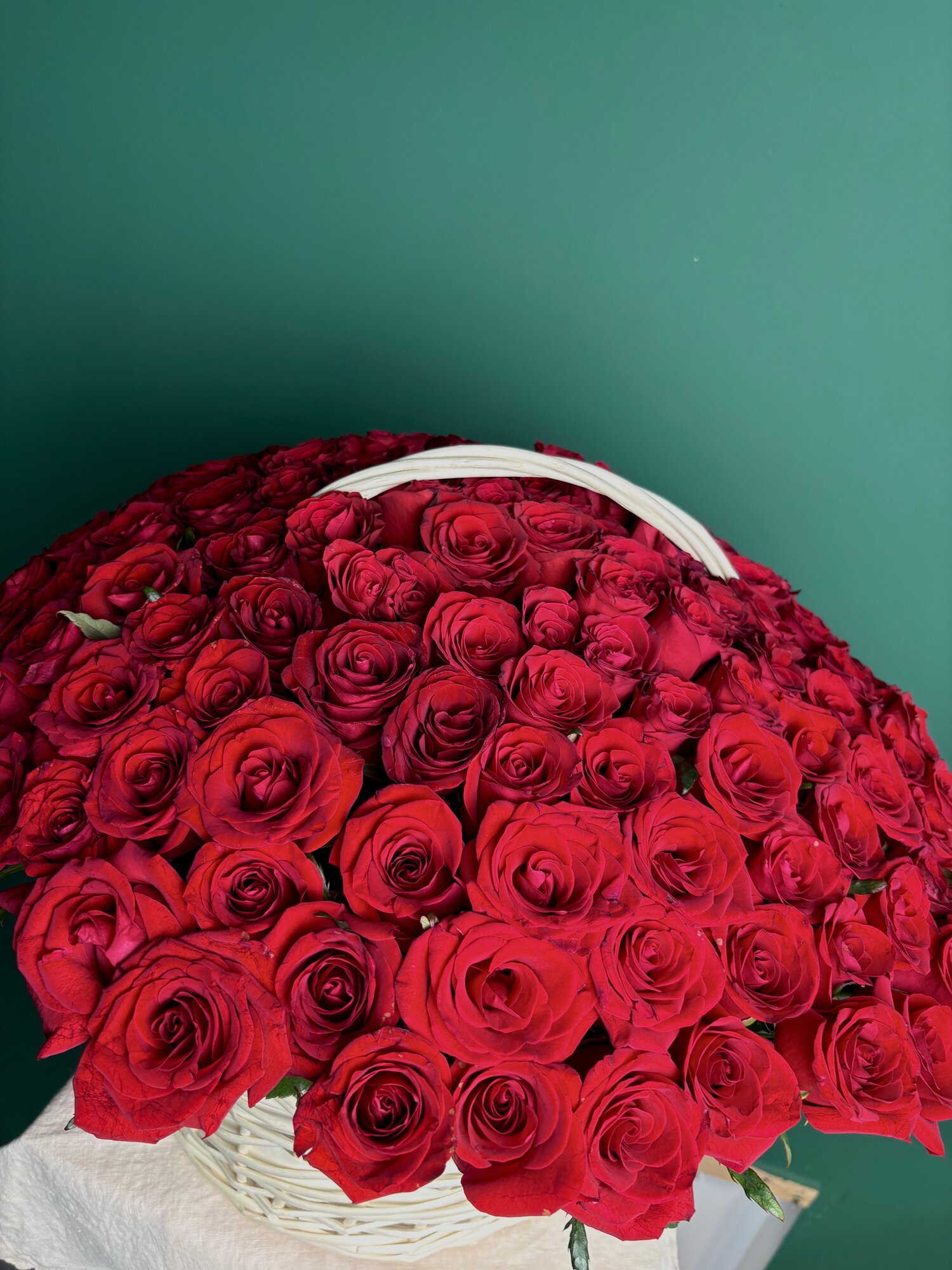 Монобукет "Любовь" 101 Роза, красная, в корзине, флористическая губка, высота 60 см