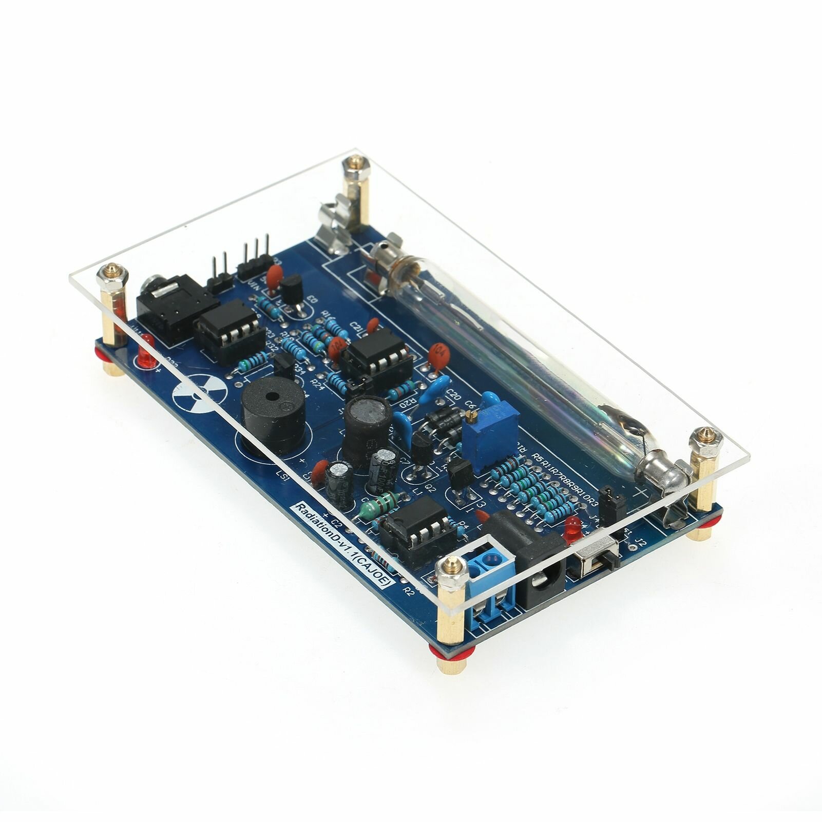 Собранный детектор радиации с трубкой Миллера и счетчиком Гейгера для экспериментов