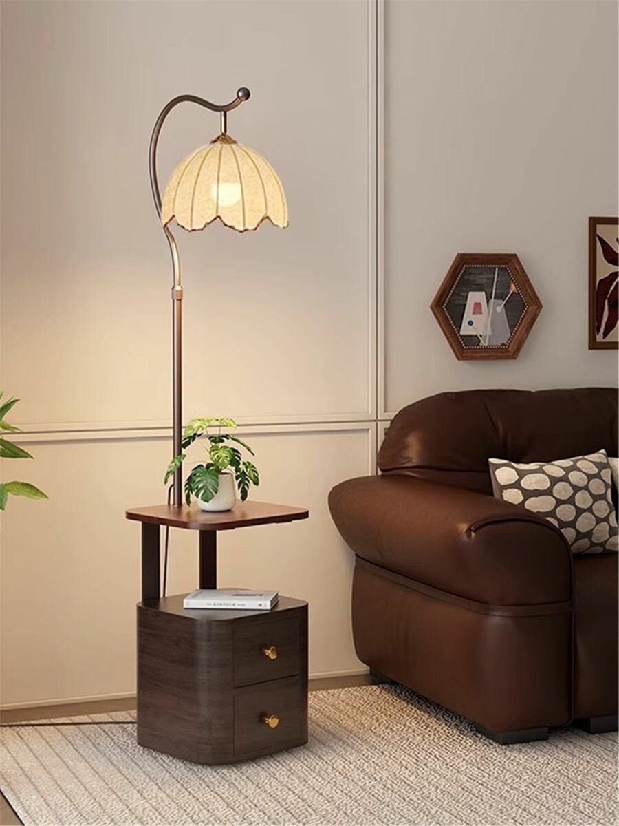 Торшер и тумбочка из массива дерева в одном изделии