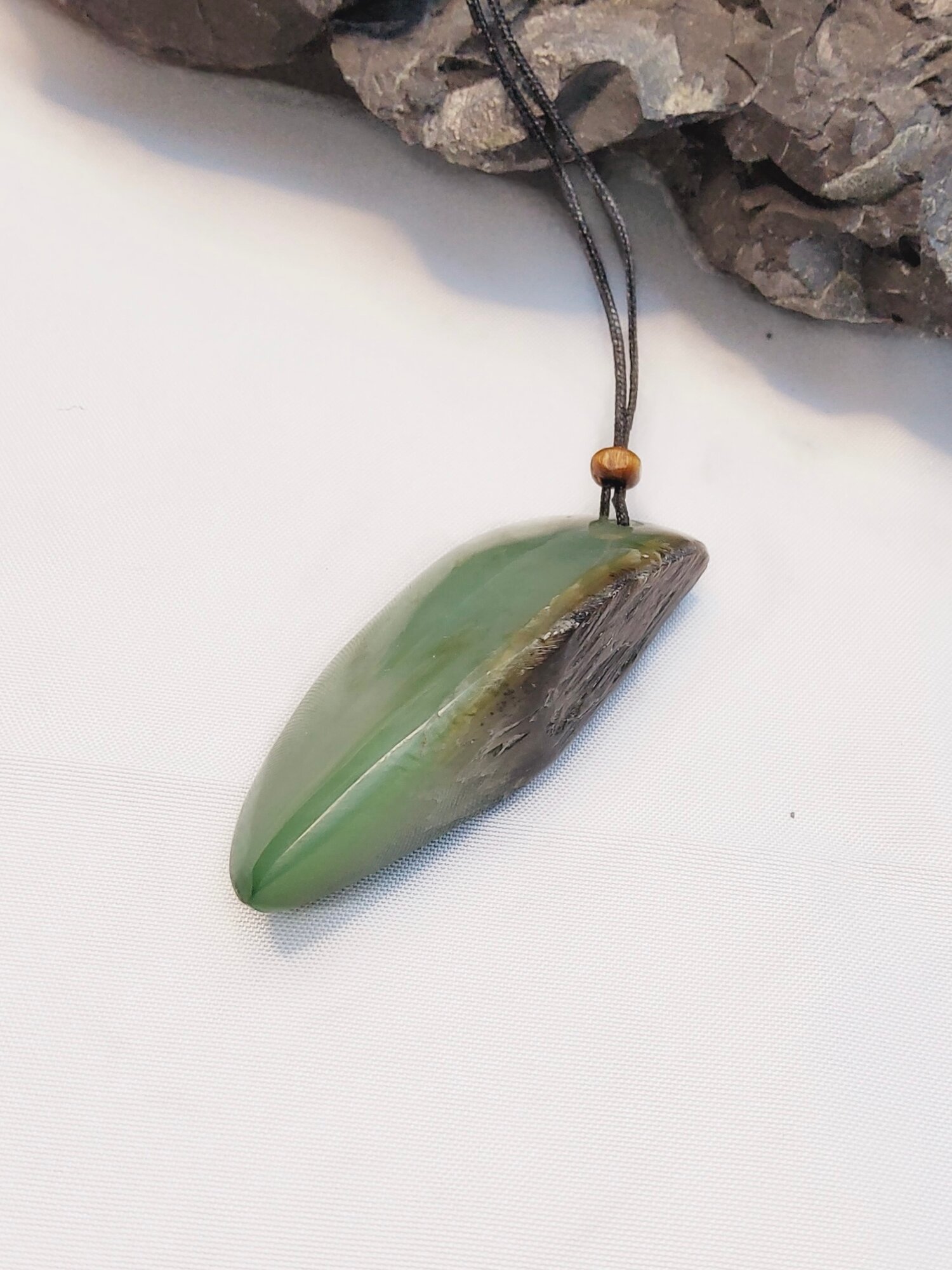 Подвеска, нефрит