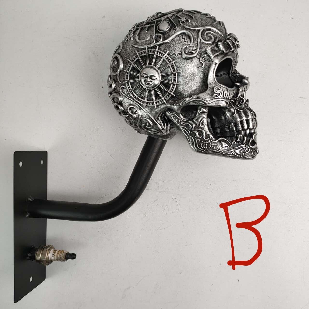 Подставка для мотоциклетных шлемов в стиле панк с металлическим каркасом и дизайном в виде черепа из смолы, идеально подходит для патио и сада.