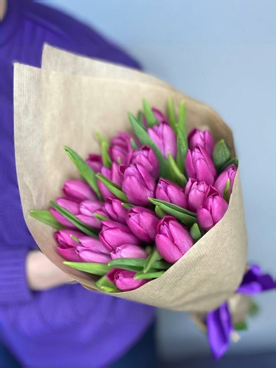 Букет из 25 фиолетовых тюльпанов