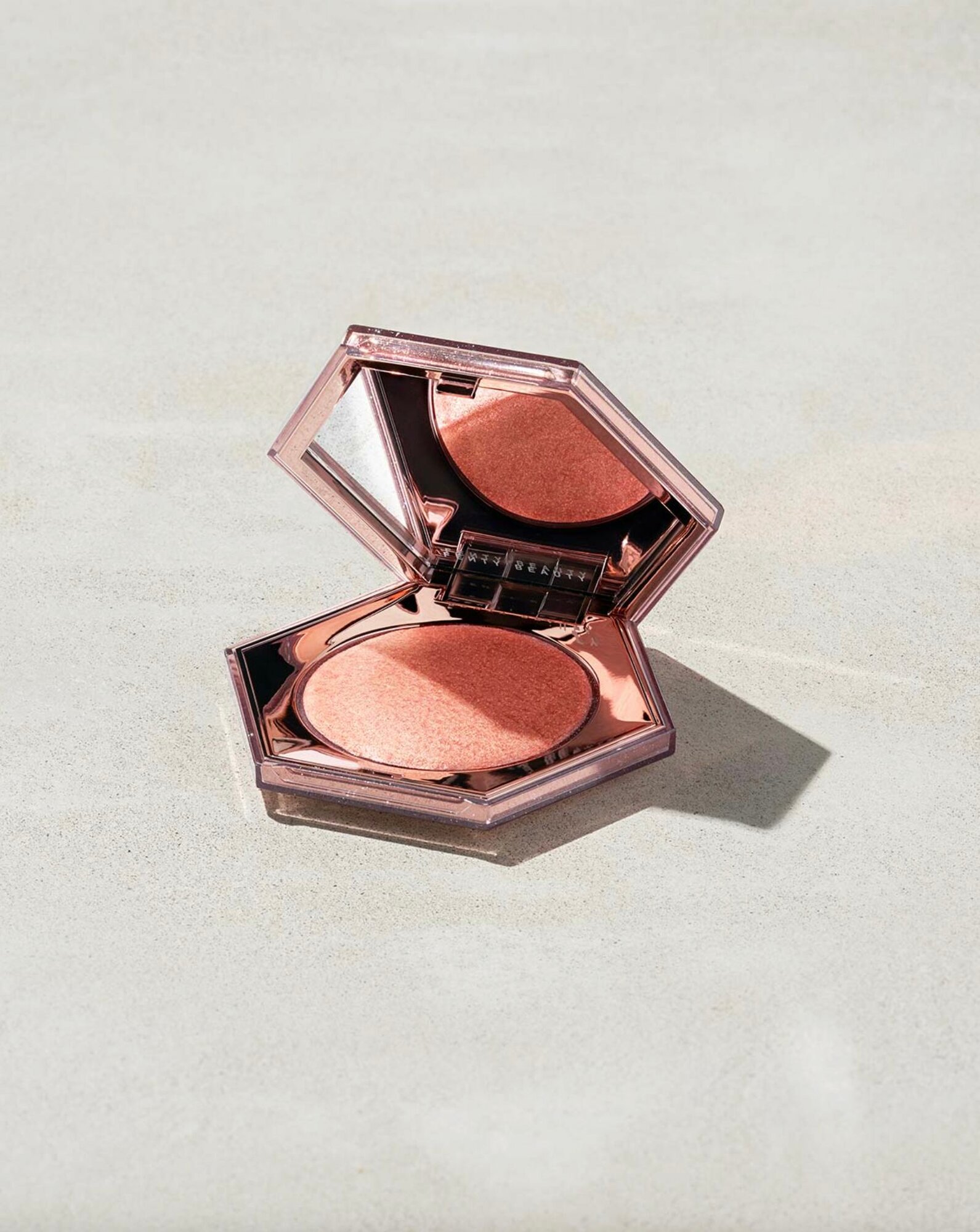 FENTY BEAUTY Хайлайтер для лица Diamond Bomb All-Over Diamond Veil (Rose Rave) 8 г