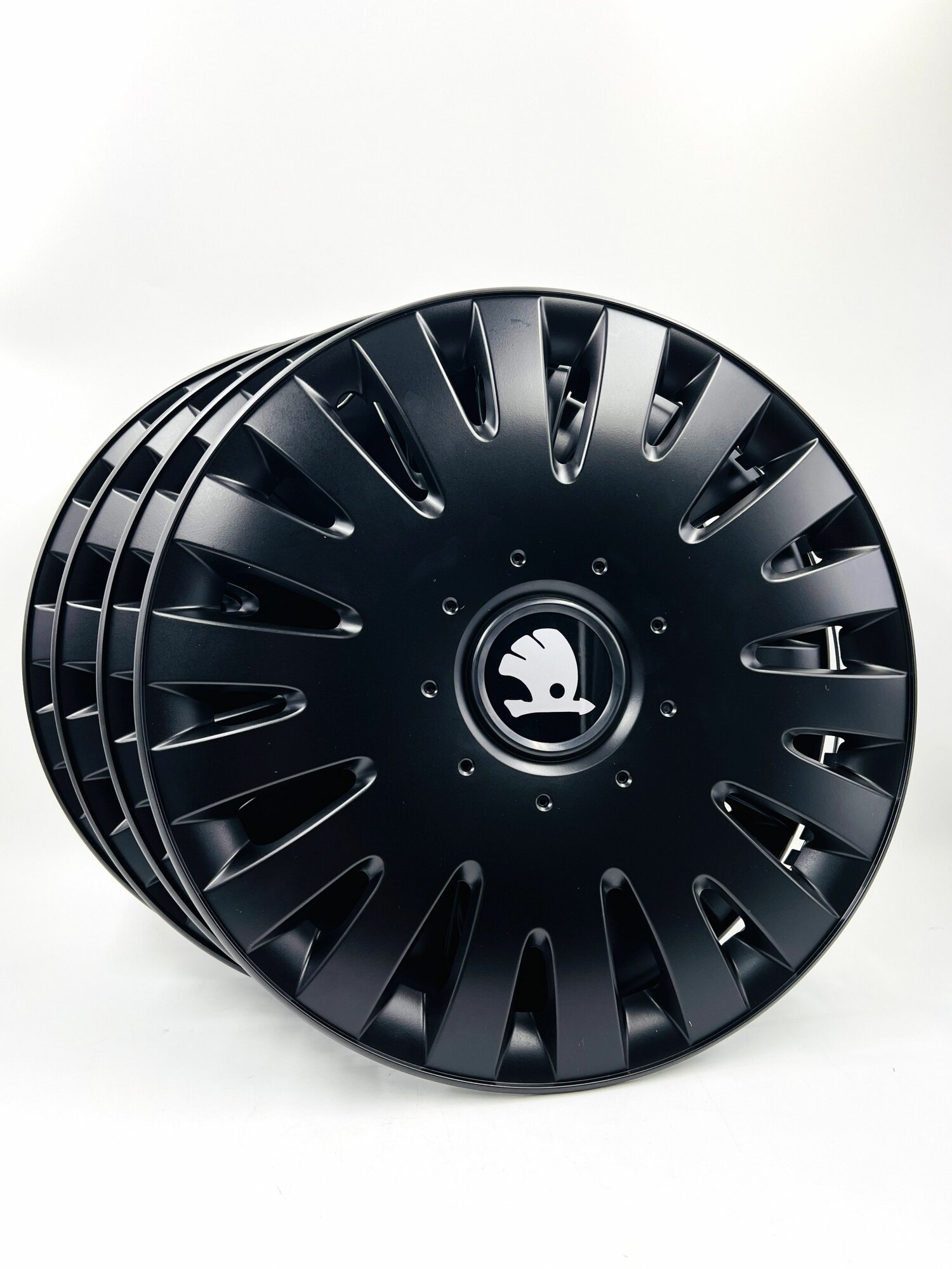 Колпаки на колеса гибкие черные с эмблемой R15 4 шт