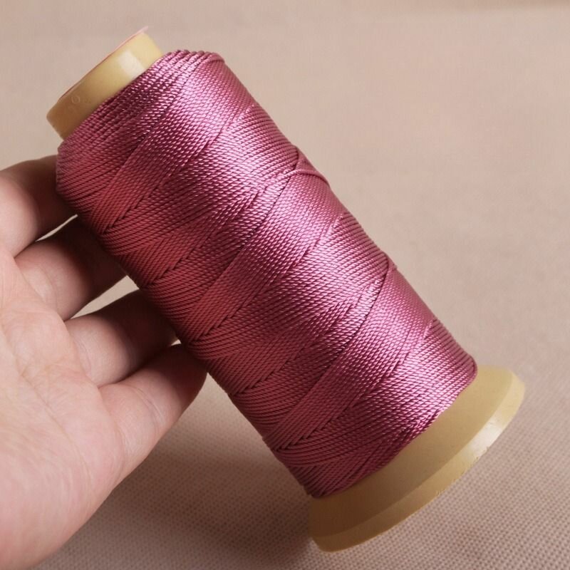 Браслет из плетеной проволоки в виде башни из нитей